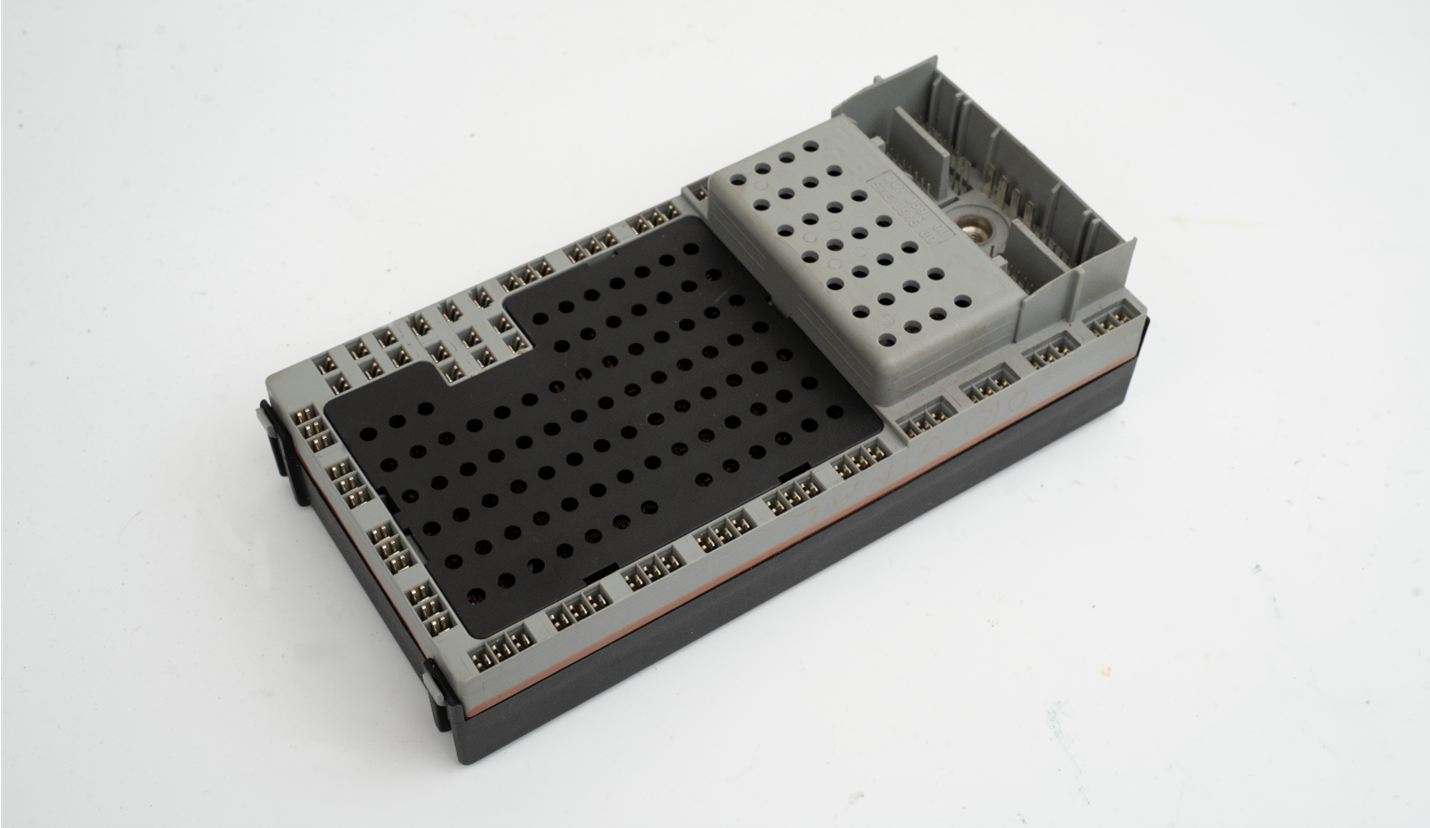 Deep Delve: Central Electronic Module (CEM) for 1999 - 2004 Volvo P2 ...
